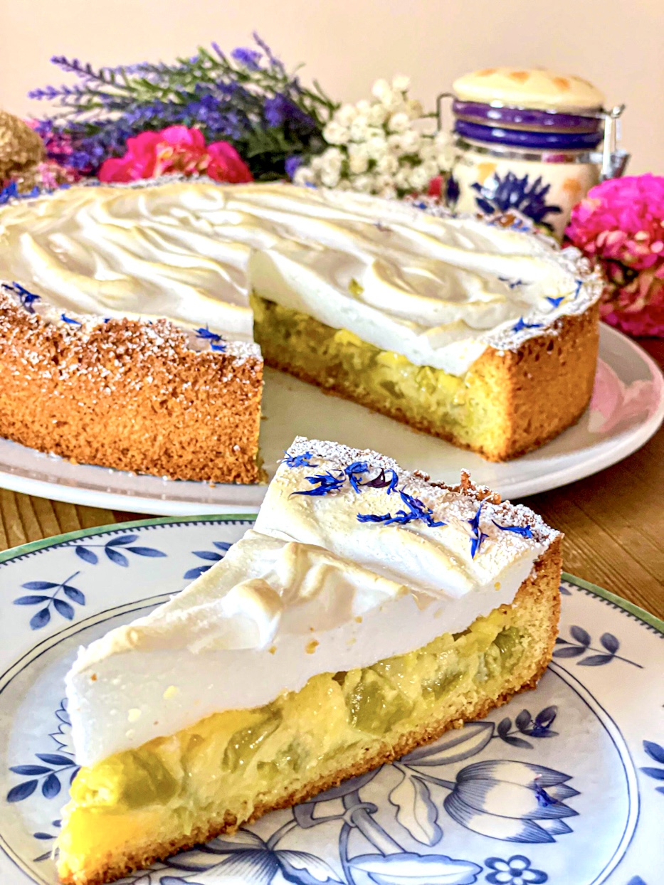 Traumhafter Rhabarberkuchen mit Baiser nach Omas Rezept - Der einfache Klassiker für 1A Genuss ...